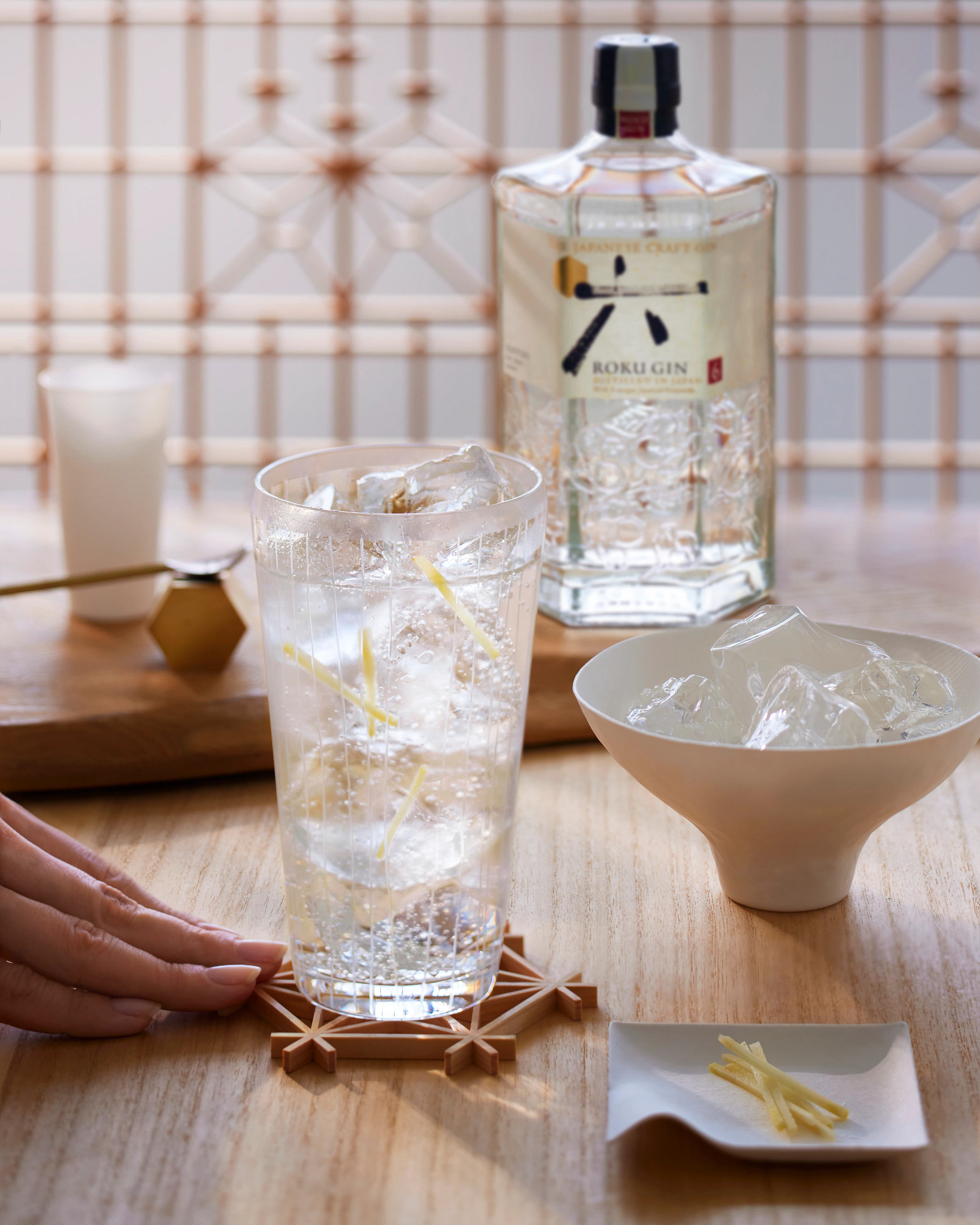 Japanischer Premium Craft Gin Roku in den Schweizer Bars auf ...