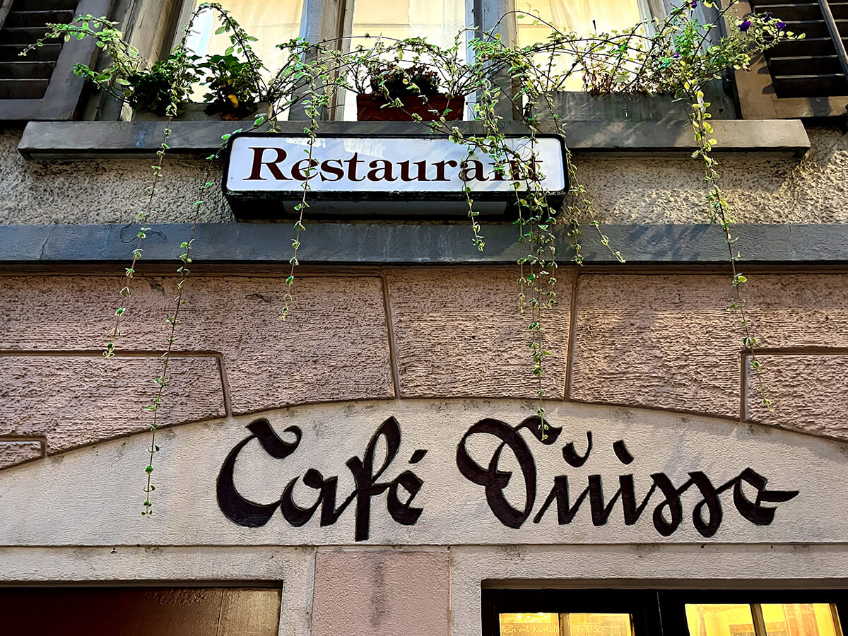 Perfekt für einen gemütlichen Plausch – das Café la Suisse Luzern ...